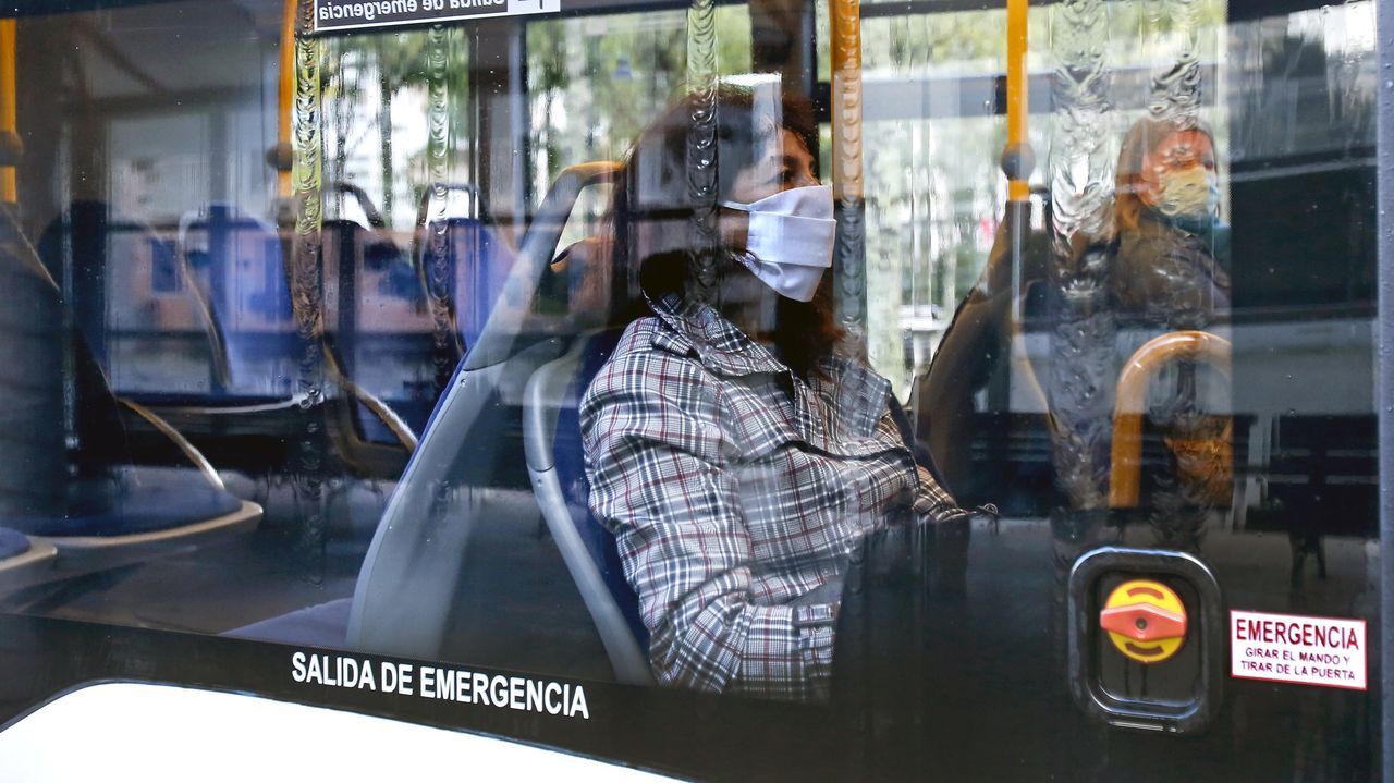 España seguirá manteniendo la mascarilla obligatoria en el transporte público
