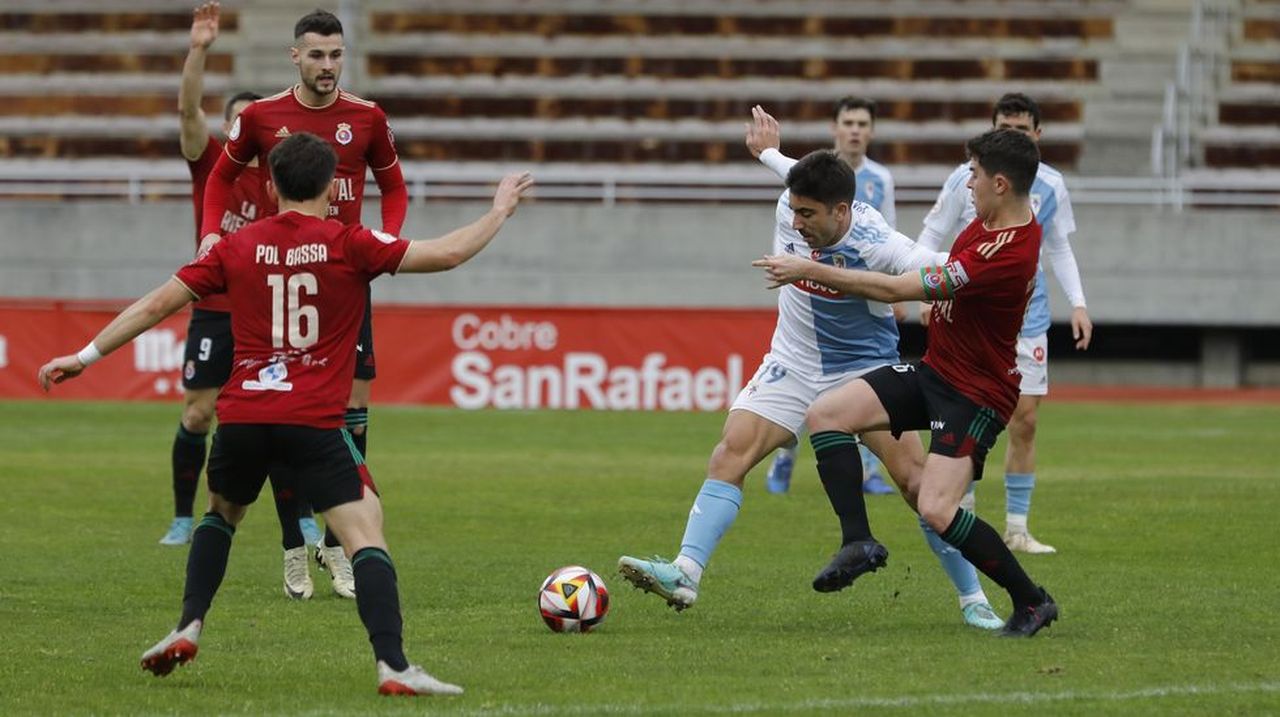 Parapar ilumina en la segunda parte la oscuridad del Compostela (1-1)