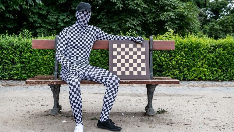 Rey Enigma, el gran «influencer» enmascarado del ajedrez, visita ...