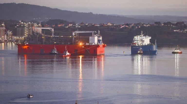 La plataforma Tango FLNG ya se encuentra en Navantia Fene tras su ...
