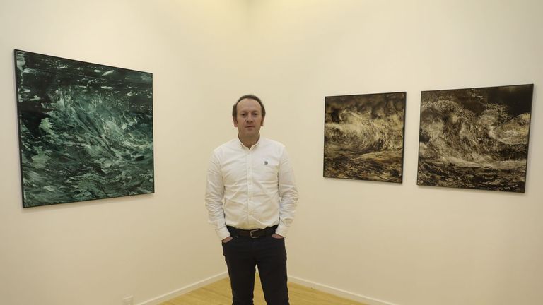 El Cantábrico penetra en Santiago a través de la pintura de Guillermo Simón