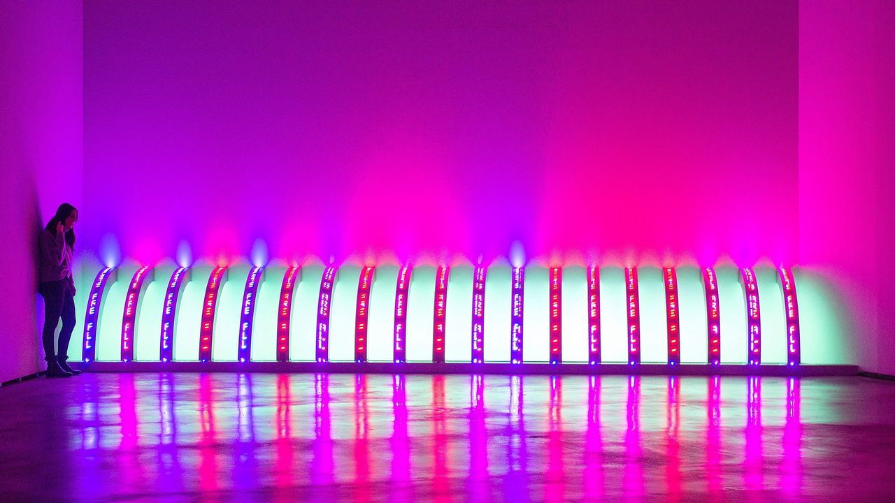 Jenny Holzer, entre el lápiz y el led