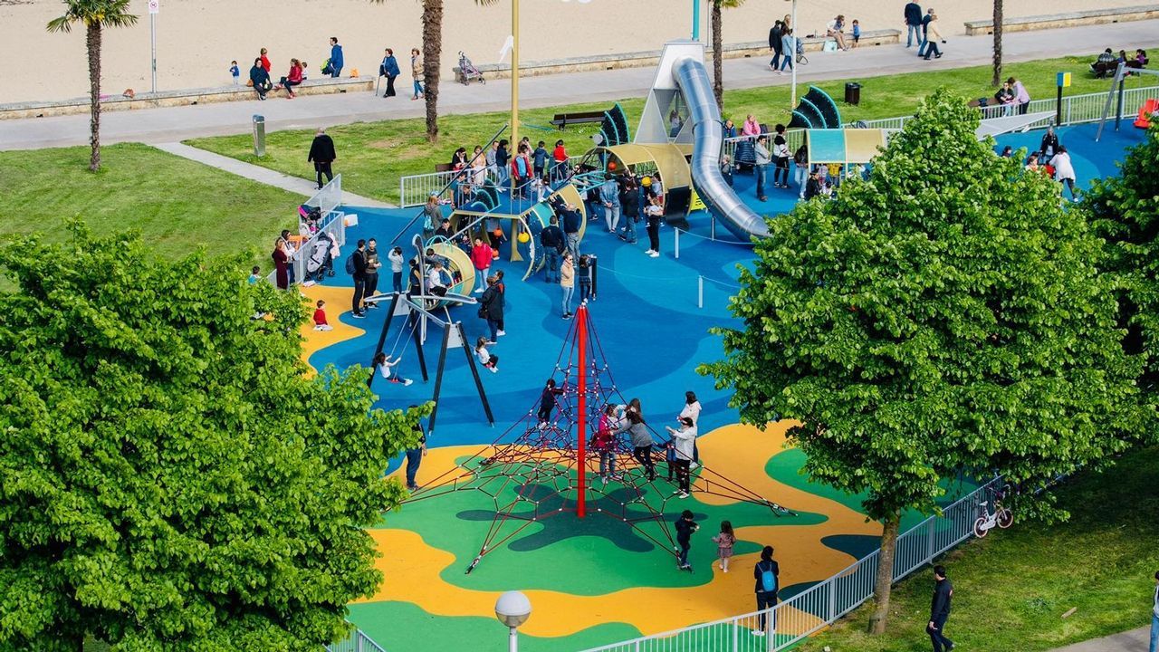 El nuevo parque infantil del paseo de Sada se abrió al público