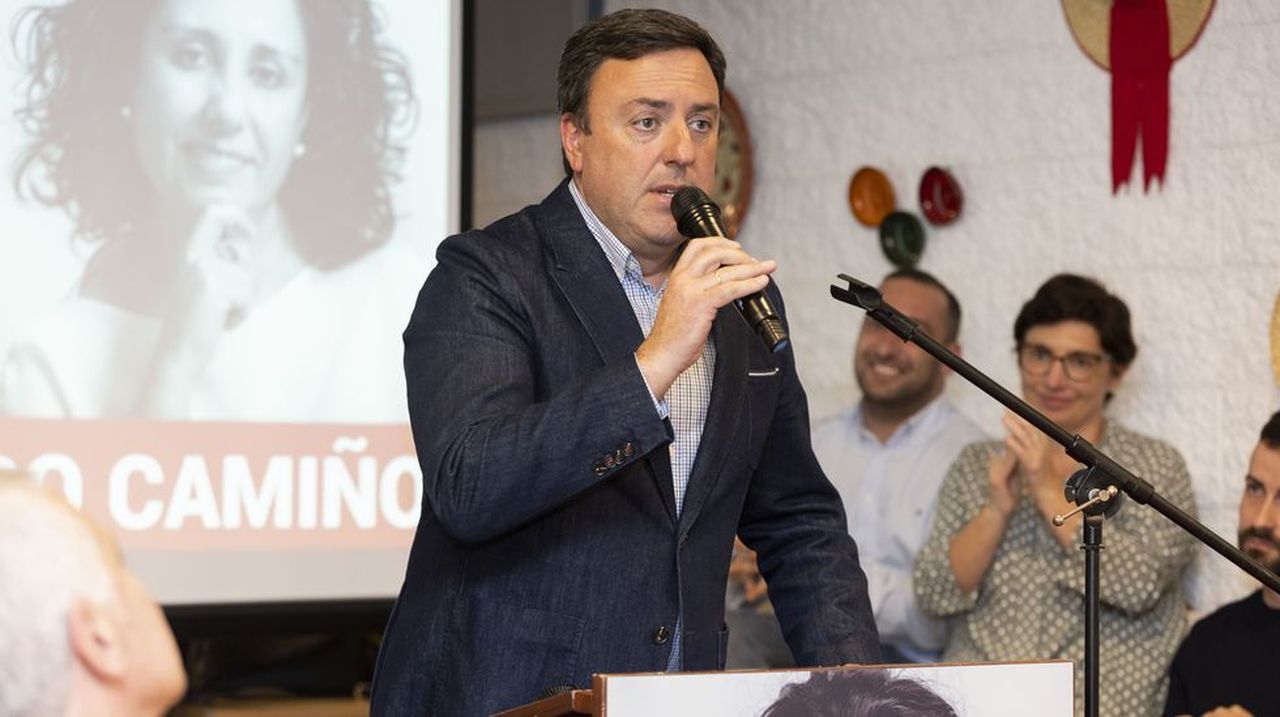 Valentín González y Bernardo Fernández, con el socialista Juan Manuel ...