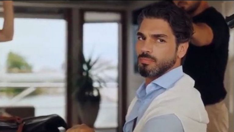 El actor turco Sükrü Özyildiz, conocido por interpretar a un policía en ...
