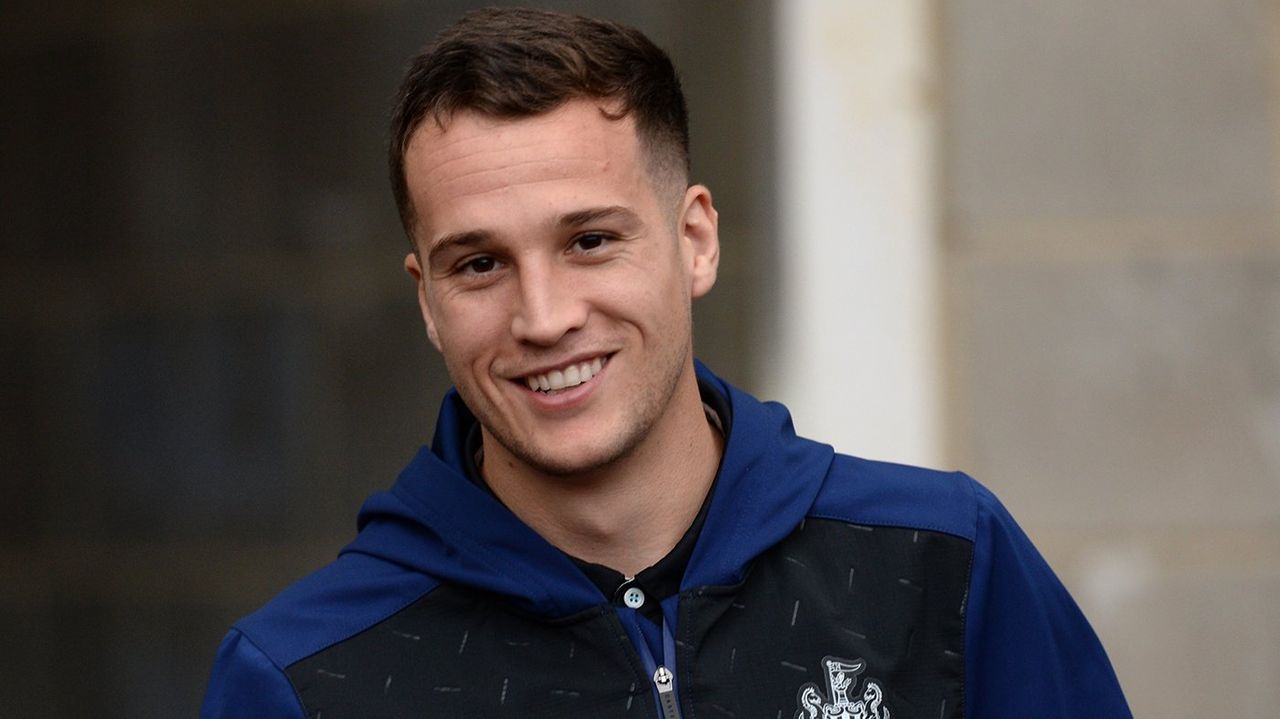 El lateral derecho Javier Manquillo, en Vigo para cerrar su fichaje por ...