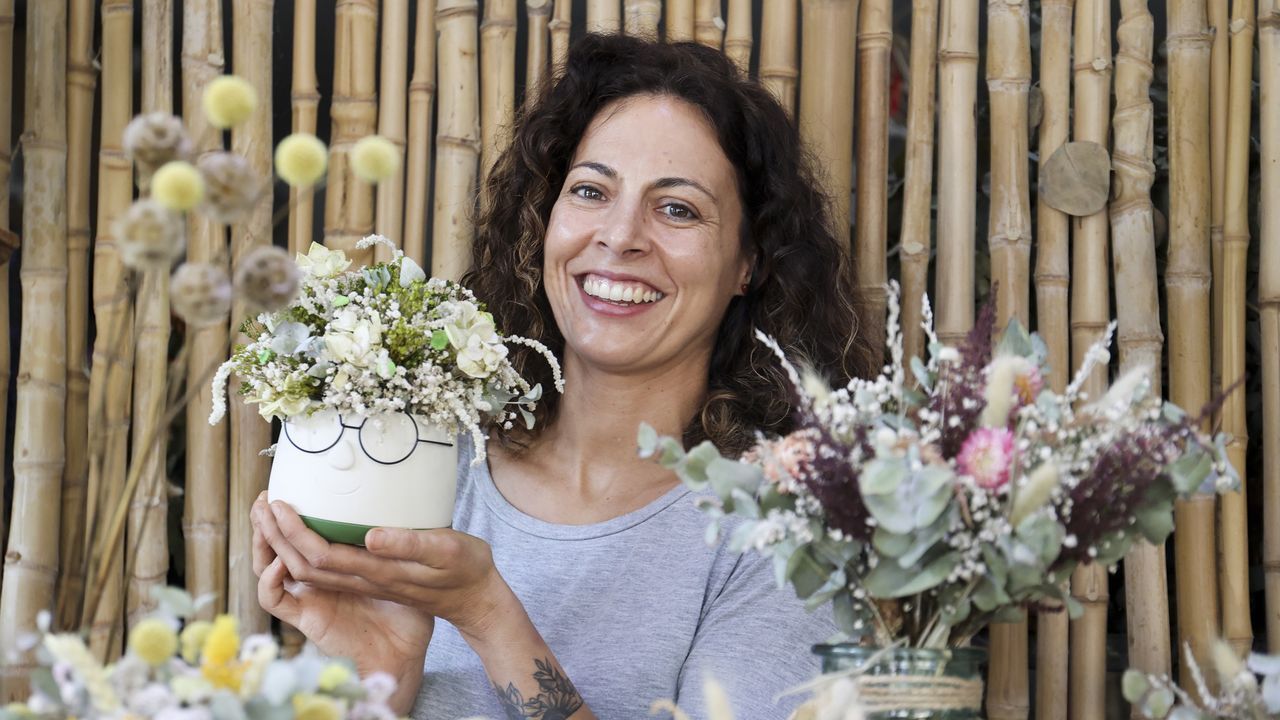 Beatriz Arias, de hacer auditorías a disfrutar con las flores en Narón ...
