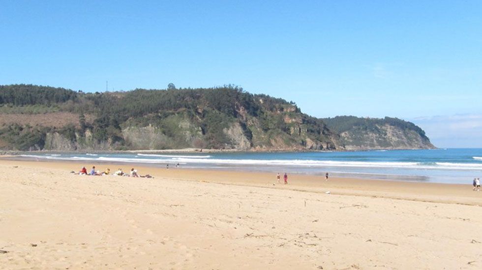 ¿Por qué la playa de Rodiles no tiene bandera azul?