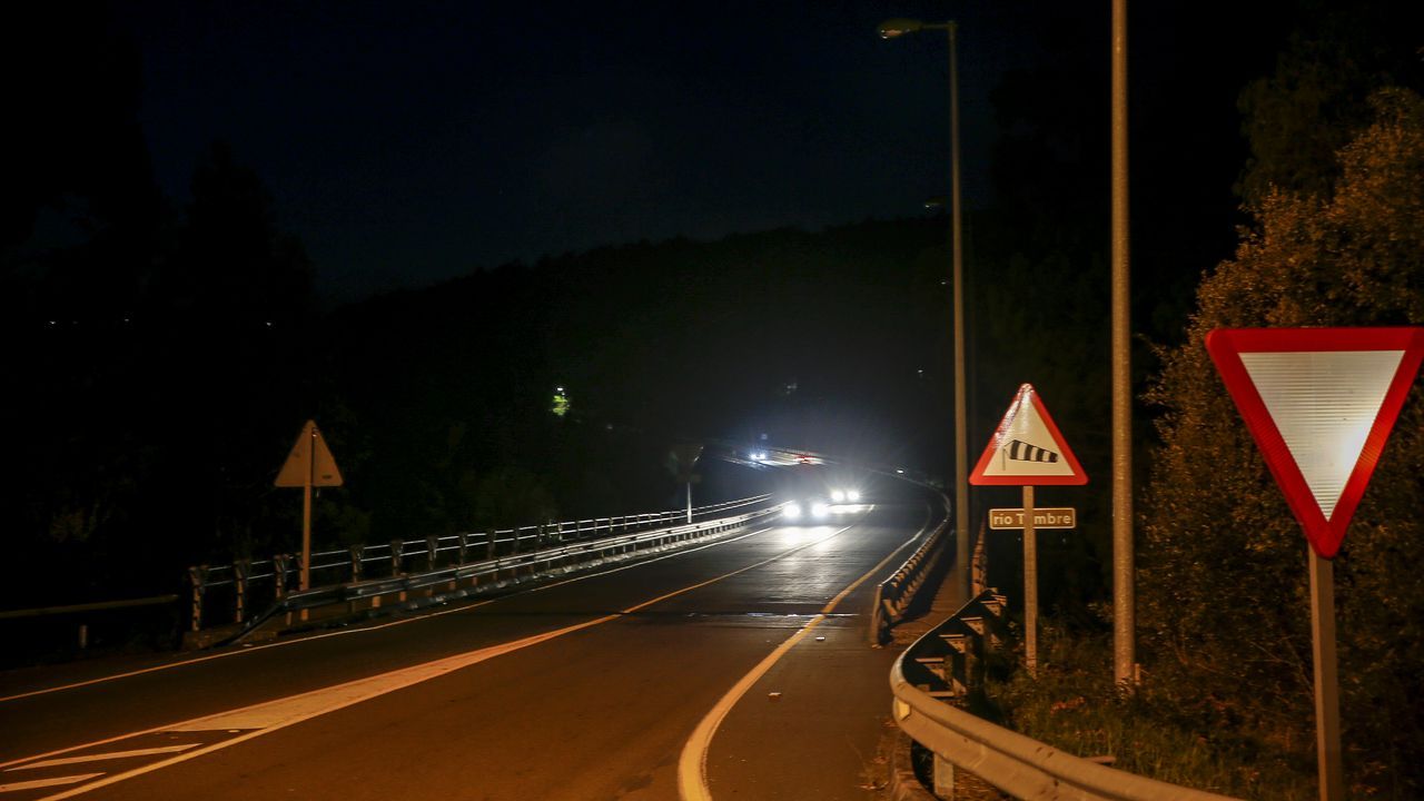 Bombillas de bajo consumo para un puente con las luces apagadas desde ...