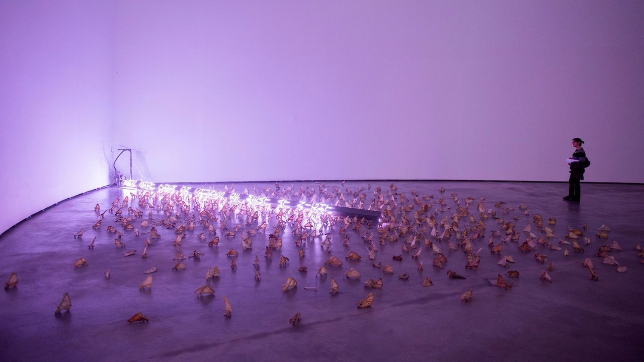 Jenny Holzer, entre el lápiz y el led