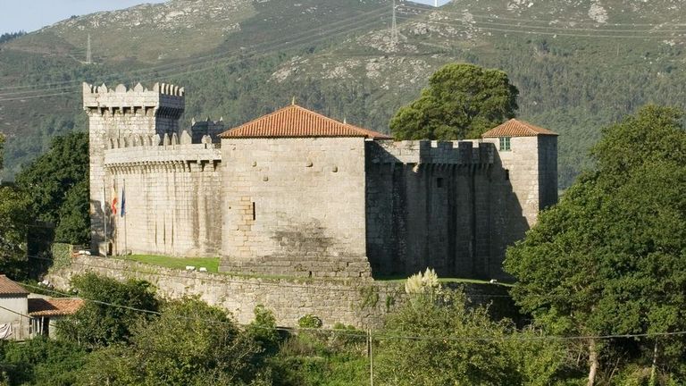 Los 15 castillos para viajar a la Galicia más medieval