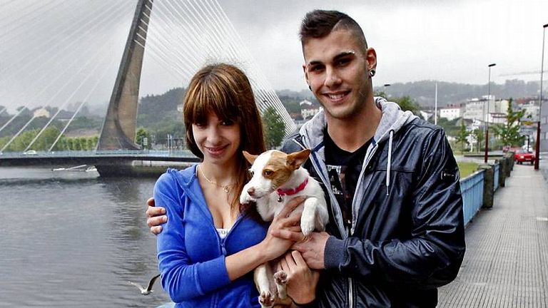 Salta al río para salvar una perra