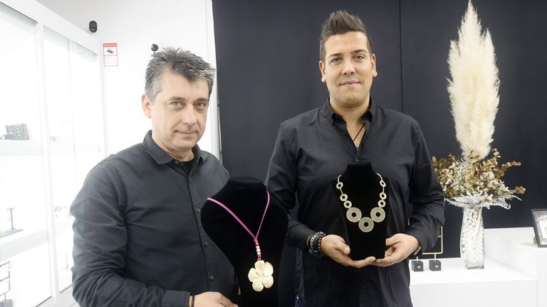 Los 2Diamantes que brillan en Narón: «Vuelven los 80, la gente quiere ...