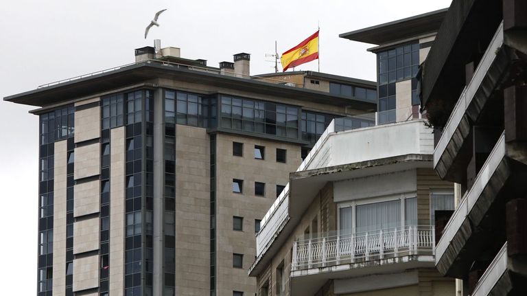 Por qué ondea una gran bandera de España en las torres Ifer