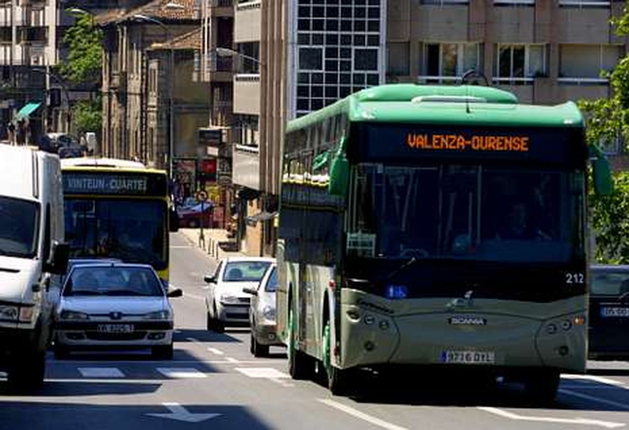Las líneas de bus entre la capital y los concellos limítrofes languidecen