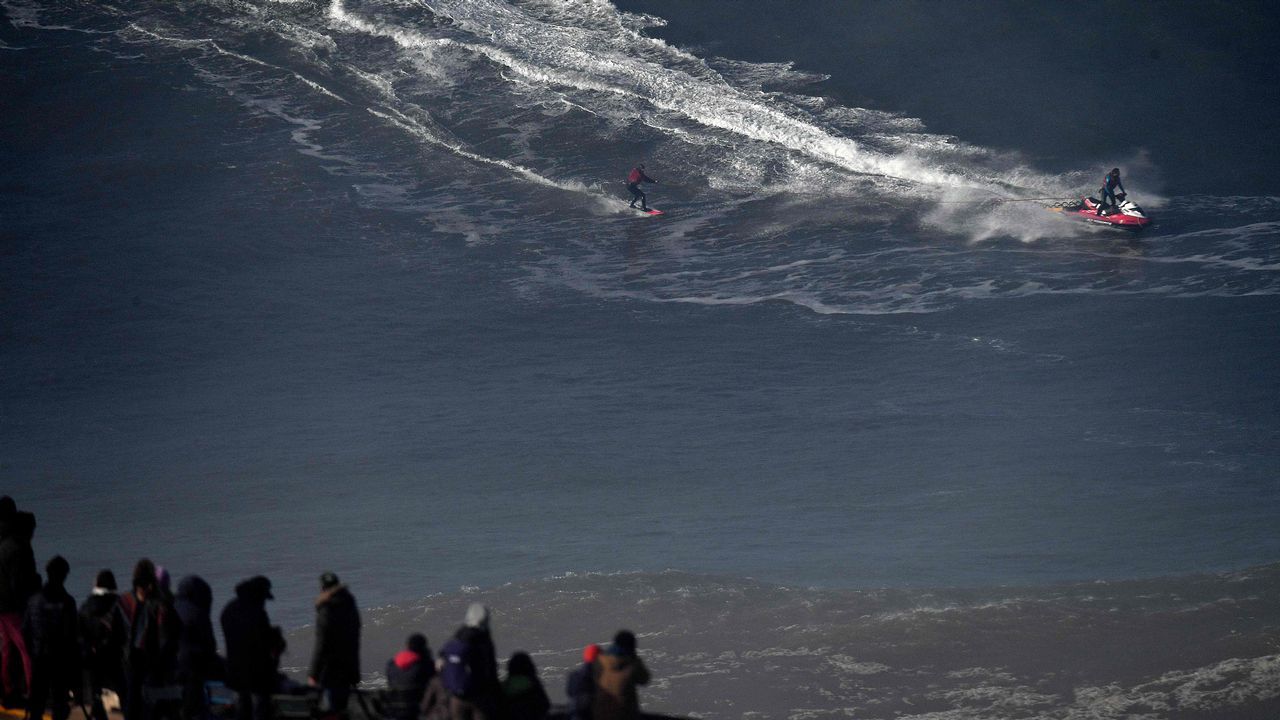 Hugo Vau surfea la ola más grande de la historia