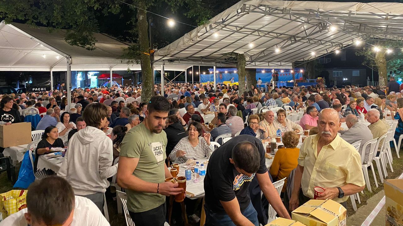 Una multitud celebró la Festa do Xamón en Bermés