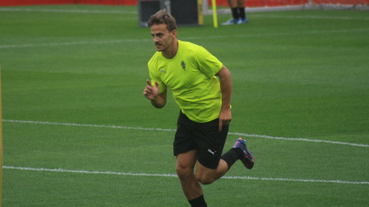 El Sporting recupera a Eric Curbelo y entrena con solo una baja