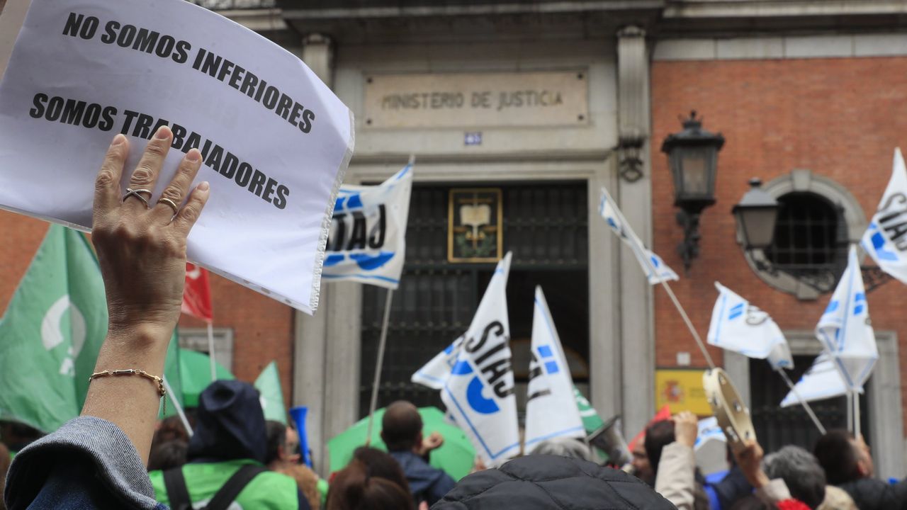 La subida del 0,5 % a los funcionarios ya está en el «BOE» y se pagará ...